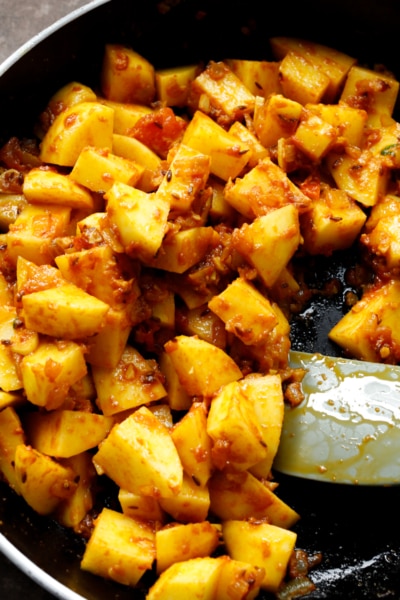 Aloo Palak – Cooking With Parita